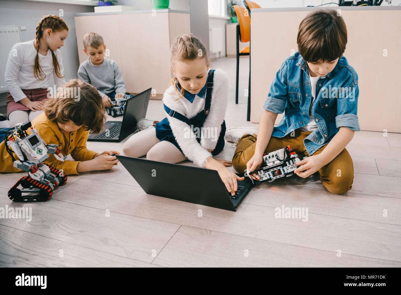 Programming robots classroom hi-res stock photography and images - Alamy