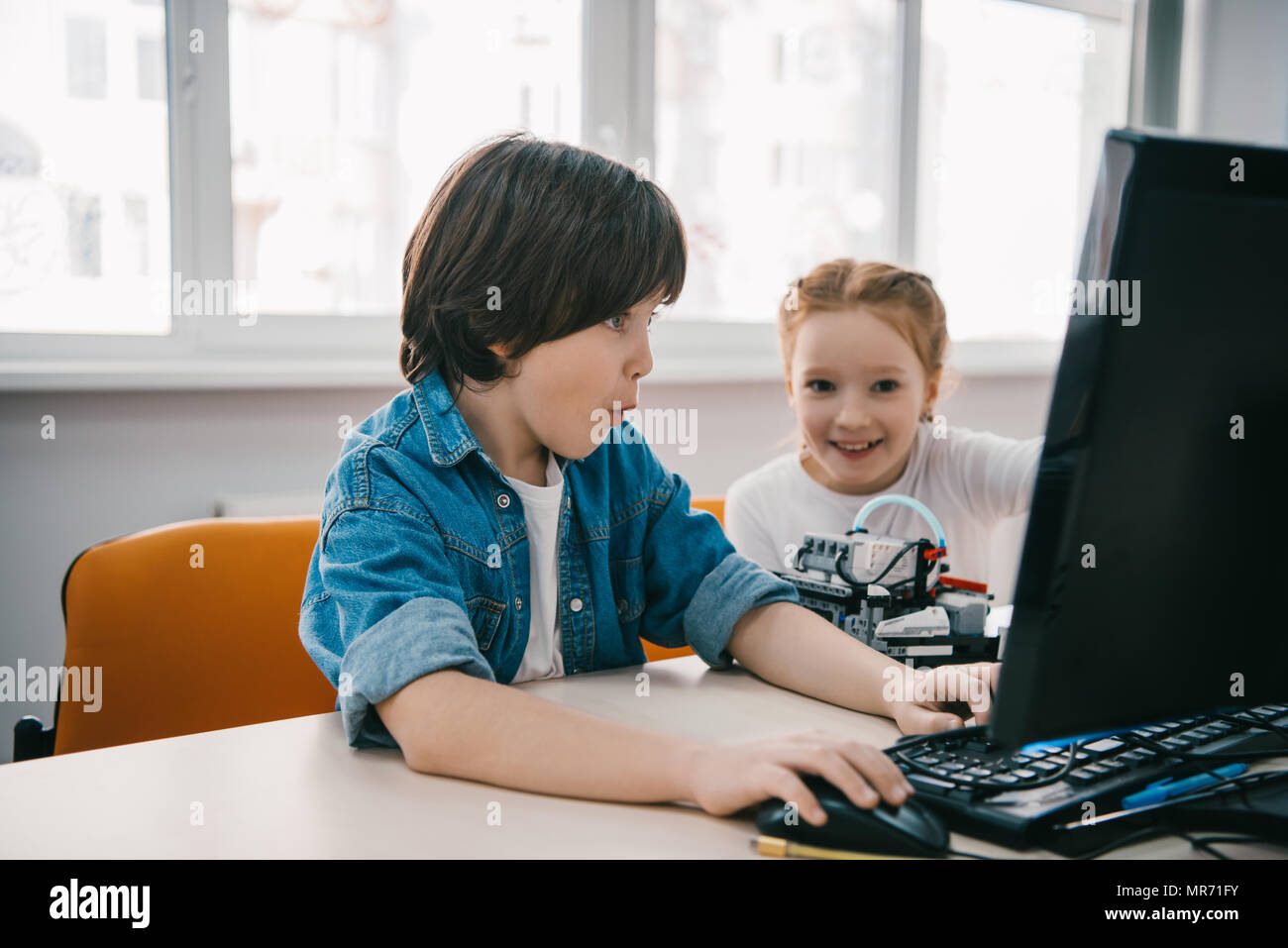 Programming robots classroom hi-res stock photography and images - Alamy