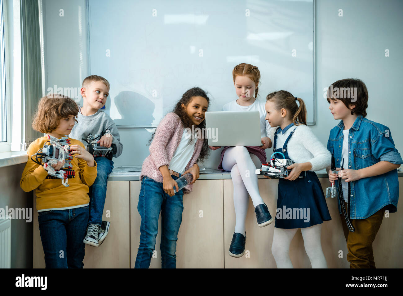 Kids and robots hi-res stock photography and images - Alamy