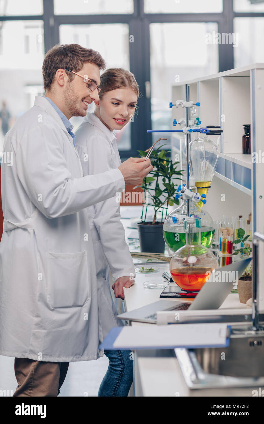 Biologists working together hi-res stock photography and images - Alamy