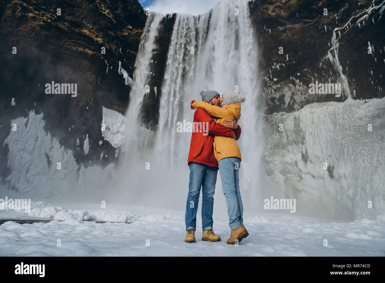 Couple kissing in waterfall hi-res stock photography and images - Alamy