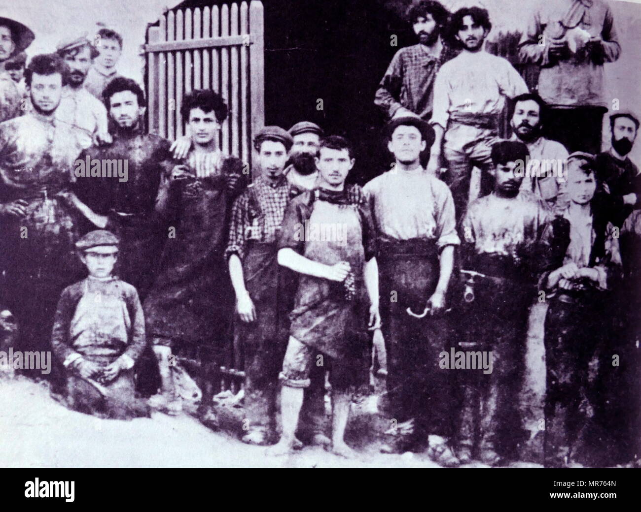 Jewish immigrant settlers at Rishon Le Zion, Palestine (Israel) circa ...