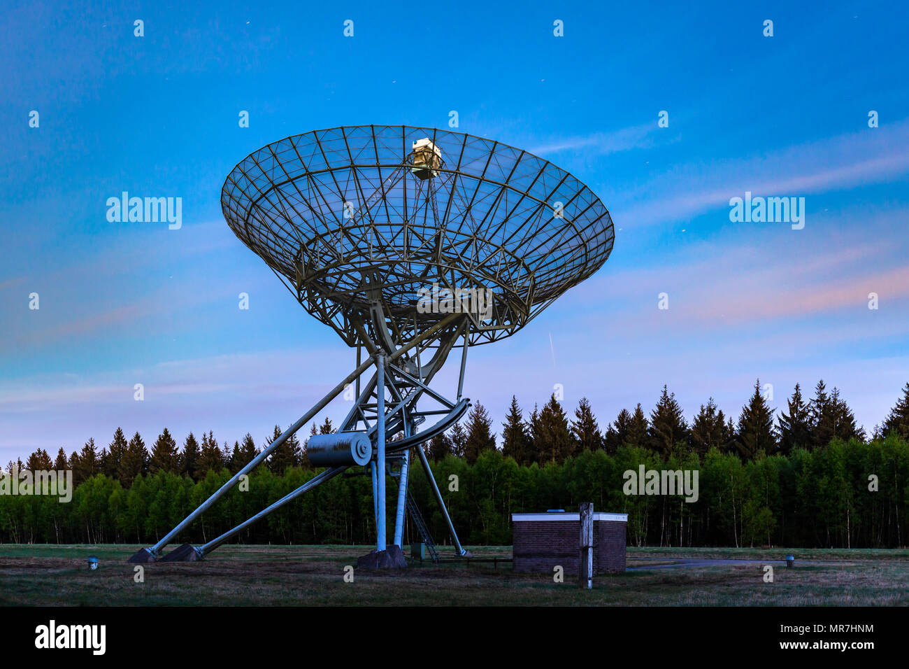 The Westerbork Synthesis Radio Telescope (WSRT) during dusk, with a ...