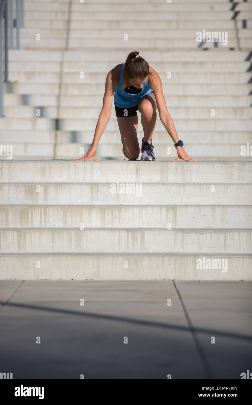Runner pose hi-res stock photography and images - Alamy