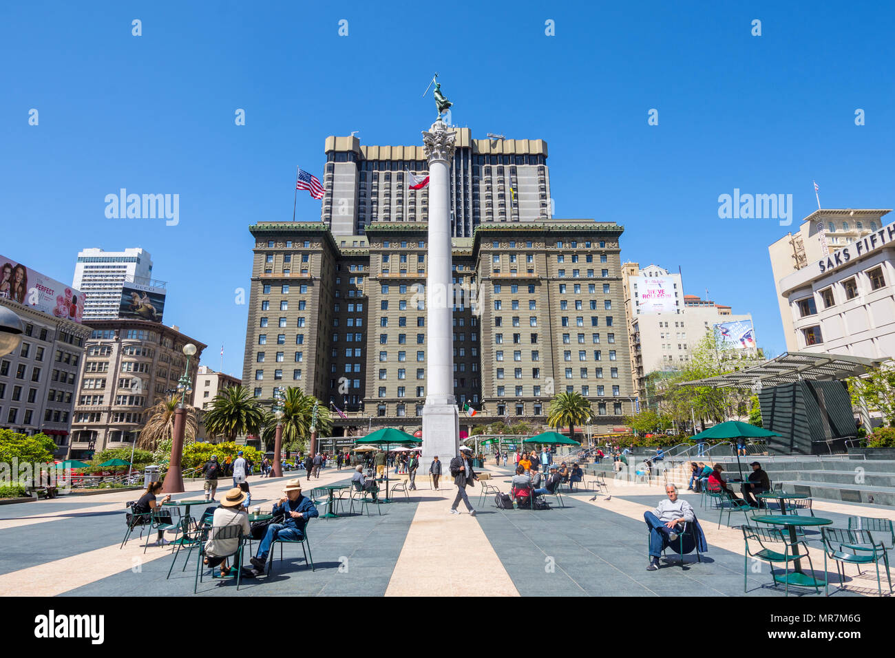 City dwellers relaxing in Union Square, San Francisco, CA, USA Stock ...