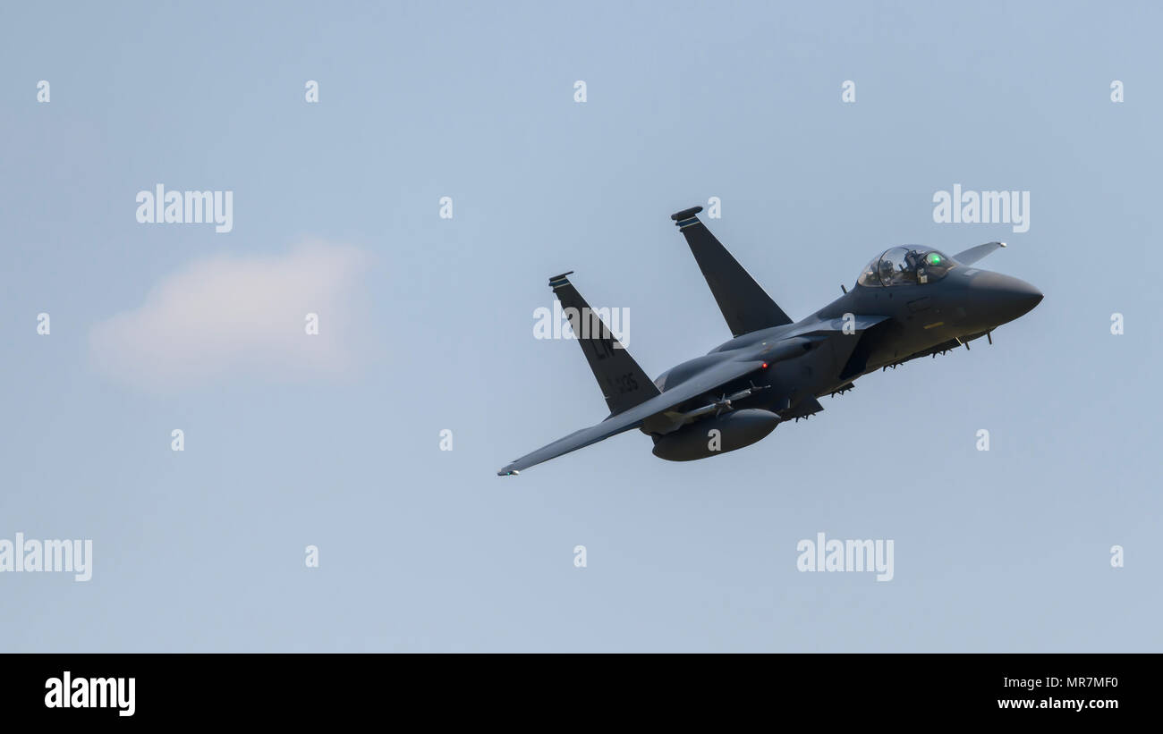 USAF F-15E Strike Eagle flying through the Mack Loop Stock Photo - Alamy