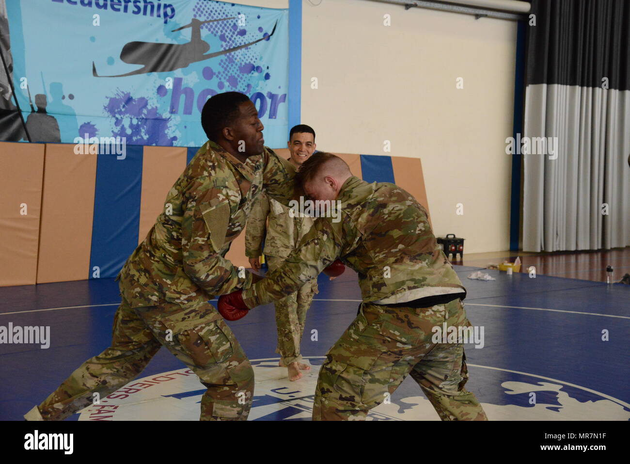 U.S. Soldiers, assigned to 39th Signal Battalion and Supreme ...