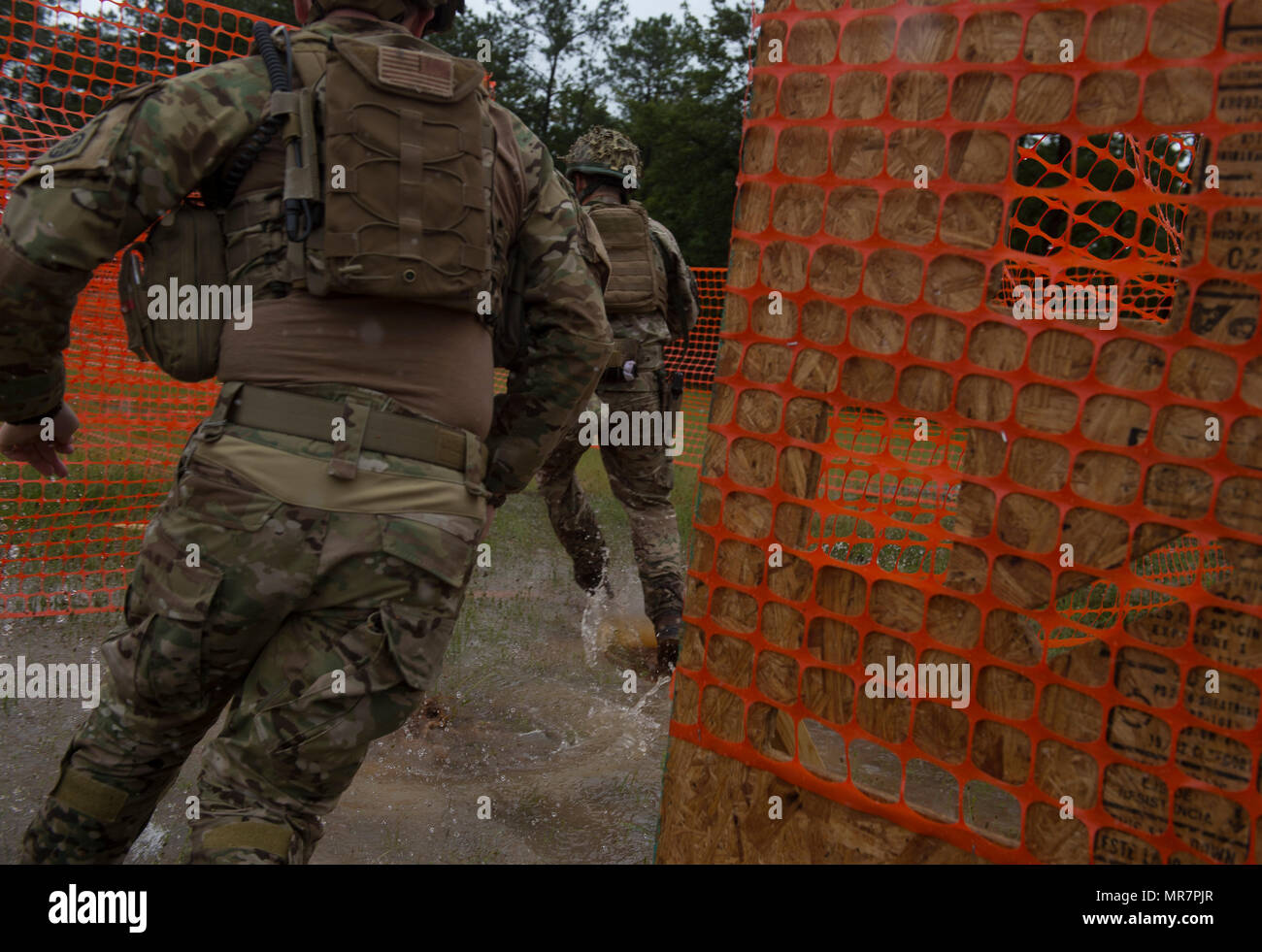 Soldier run uk hi-res stock photography and images - Alamy