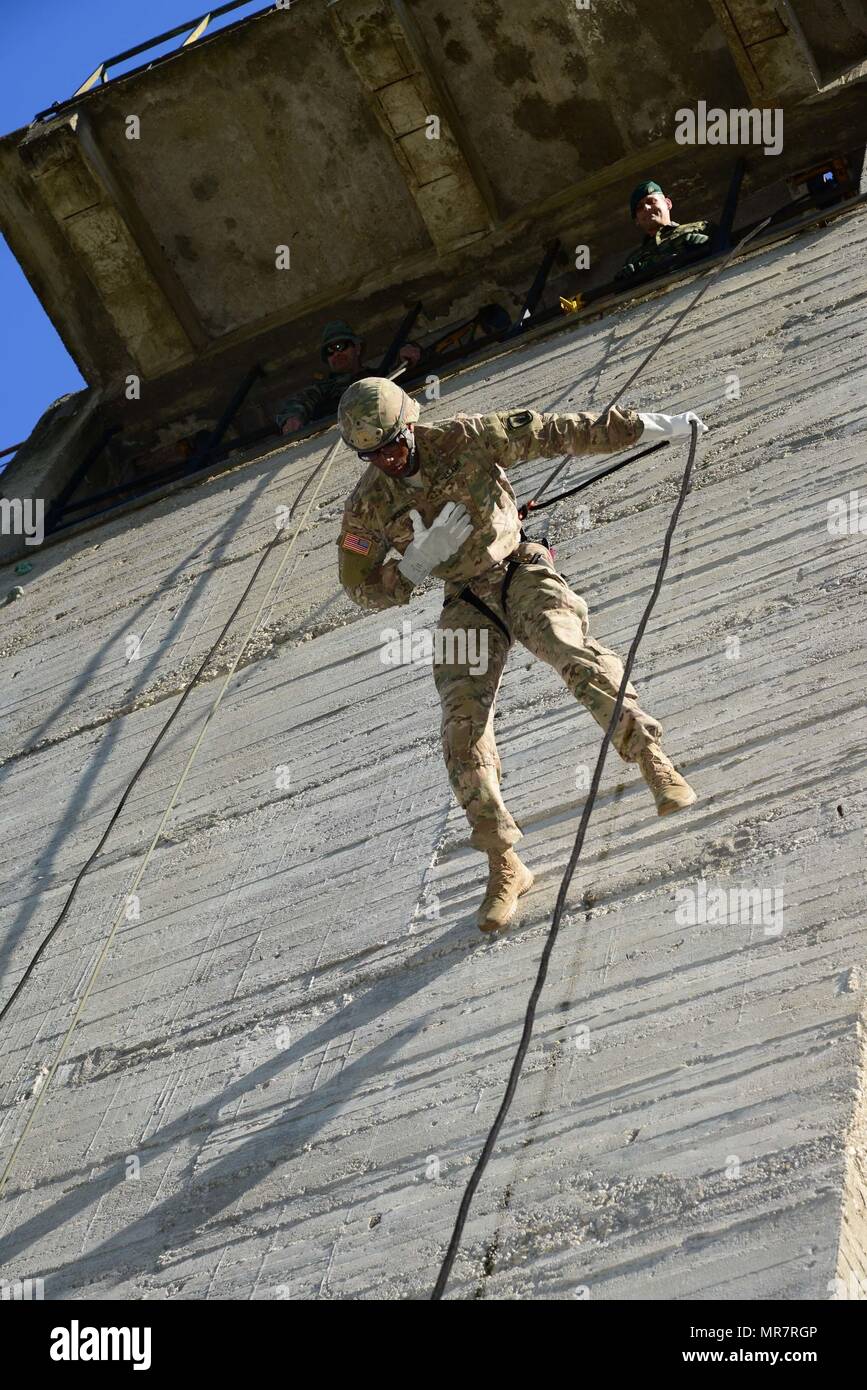 Greek paratroopers with 1st Paratrooper Commando Brigade, Greek Army ...