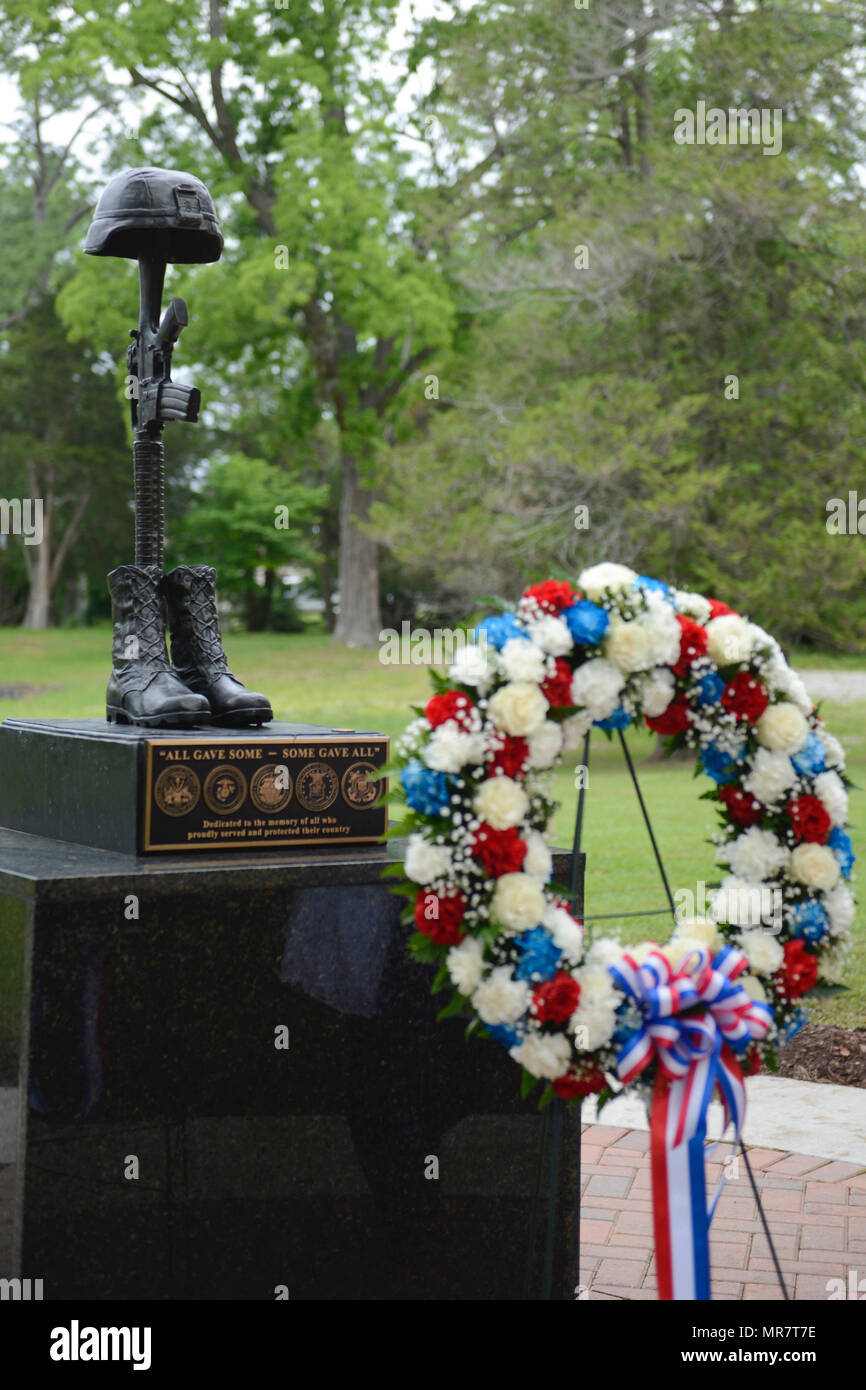 Battlefield cross boots helmet rifle hi-res stock photography and ...