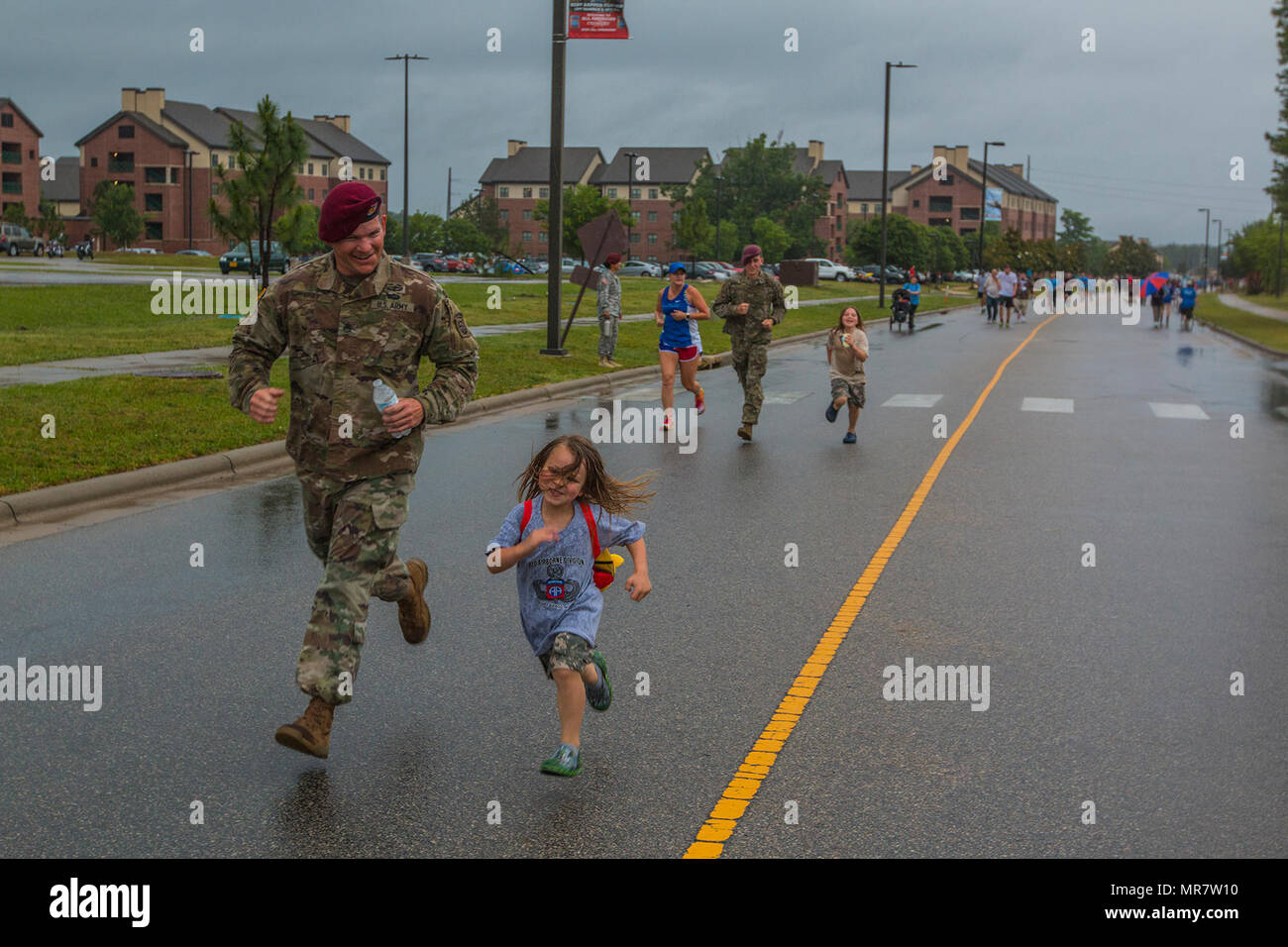 Paratroopers and families from across the 82nd Airborne Division run on ...