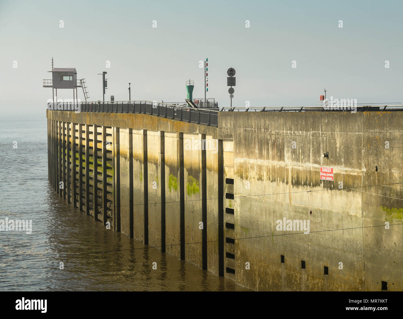 Barrage structure hi-res stock photography and images - Alamy