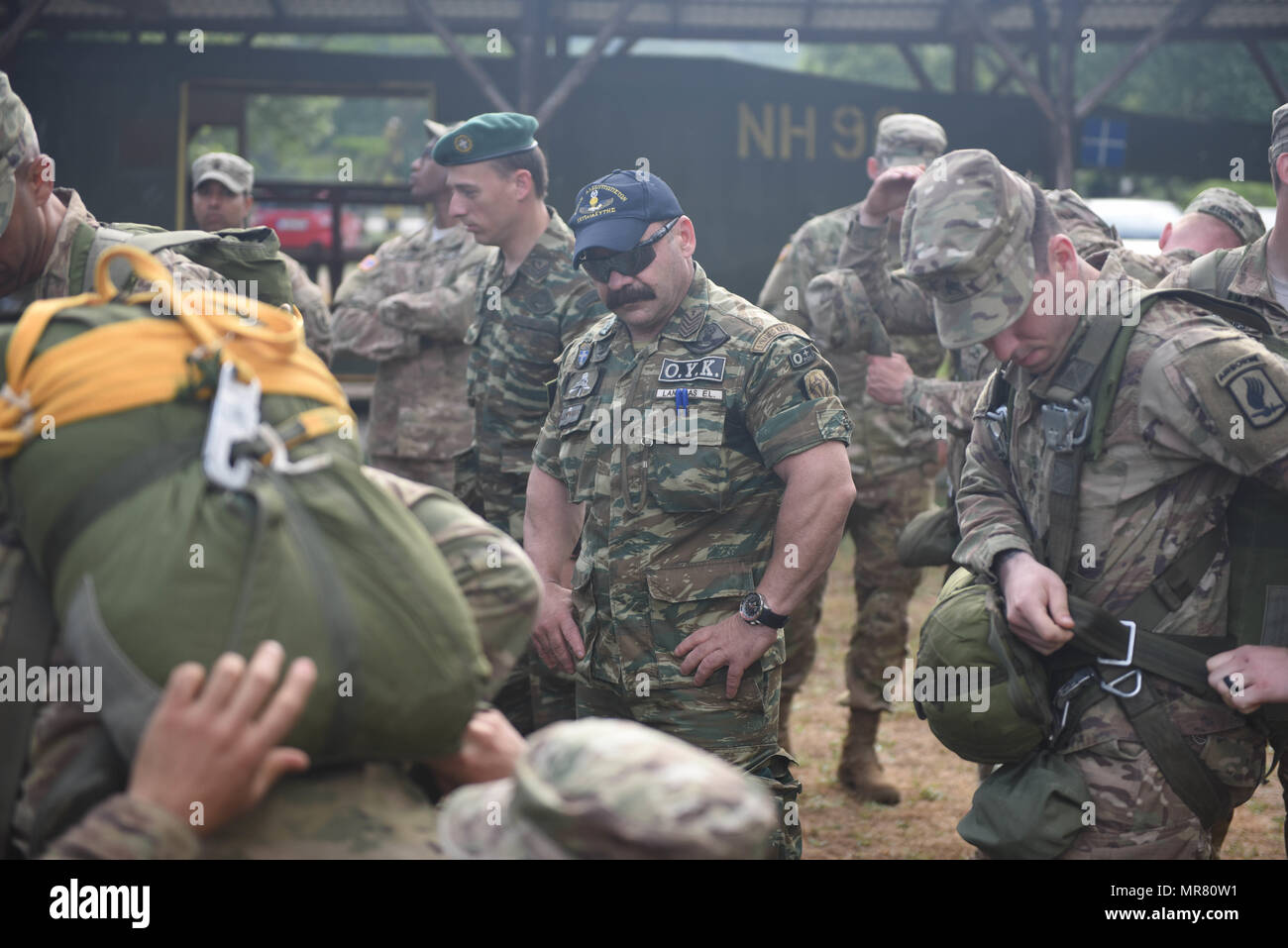 Greek paratroopers with 1st Paratrooper Commando Brigade, Greek Army ...