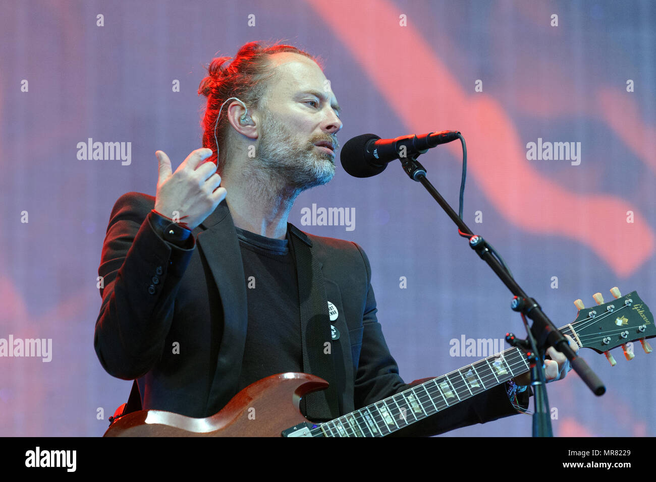 Radiohead vocalist hi-res stock photography and images - Alamy
