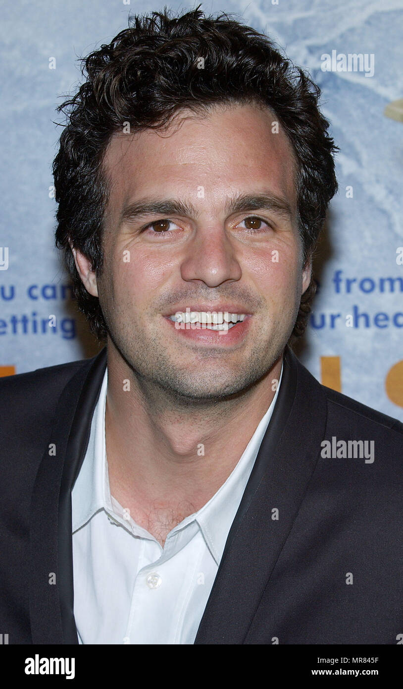 Mark Ruffalo arriving at the Premiere of " Eternel Sunshine of the ...