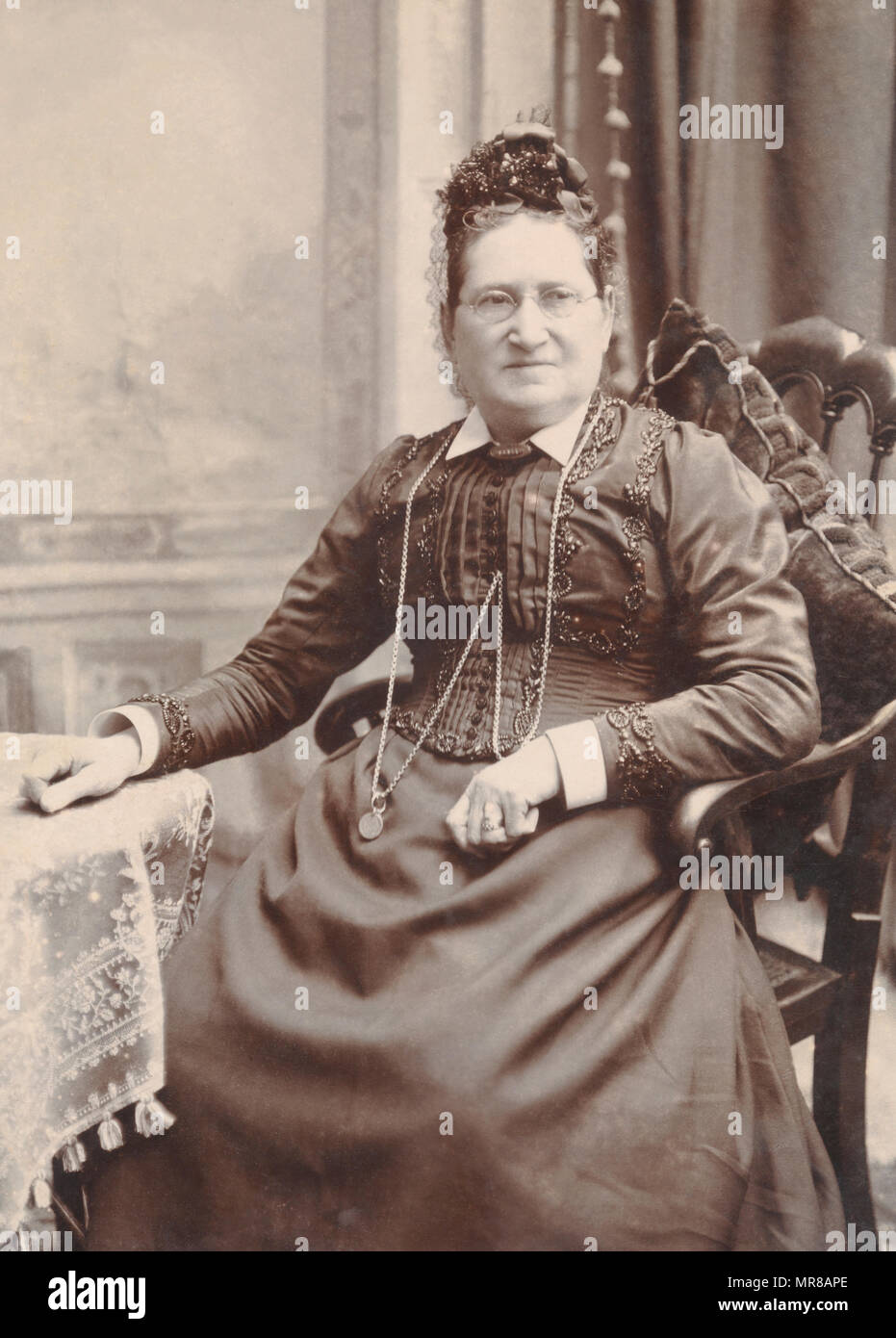 Victorian woman hi-res stock photography and images - Alamy