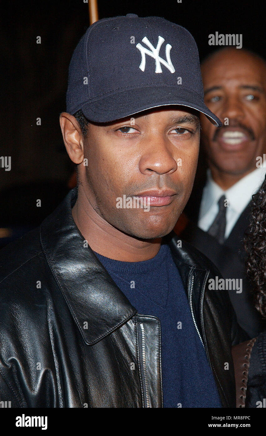 Denzel Washington arrives at the AFI Fest 2002 Opening Night with ...