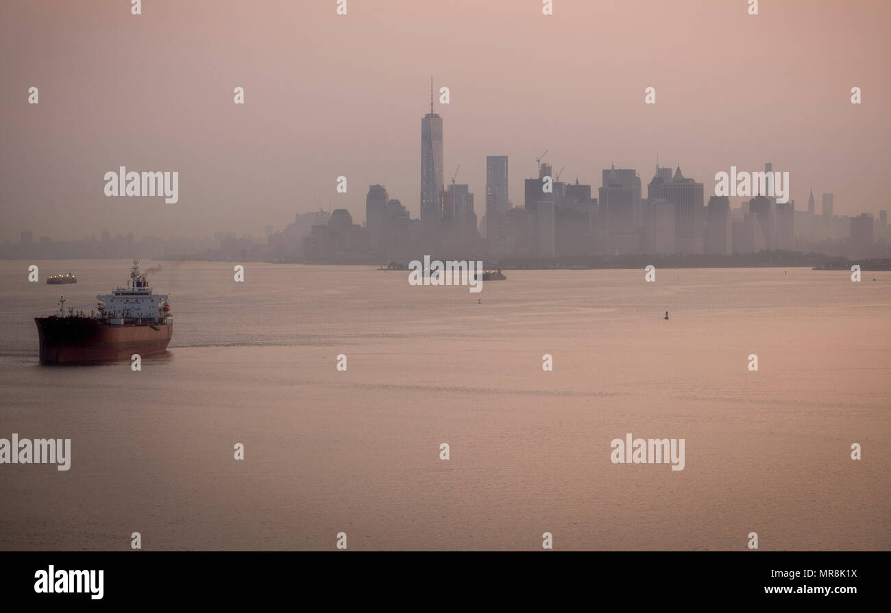 New york port container ship hi-res stock photography and images - Alamy