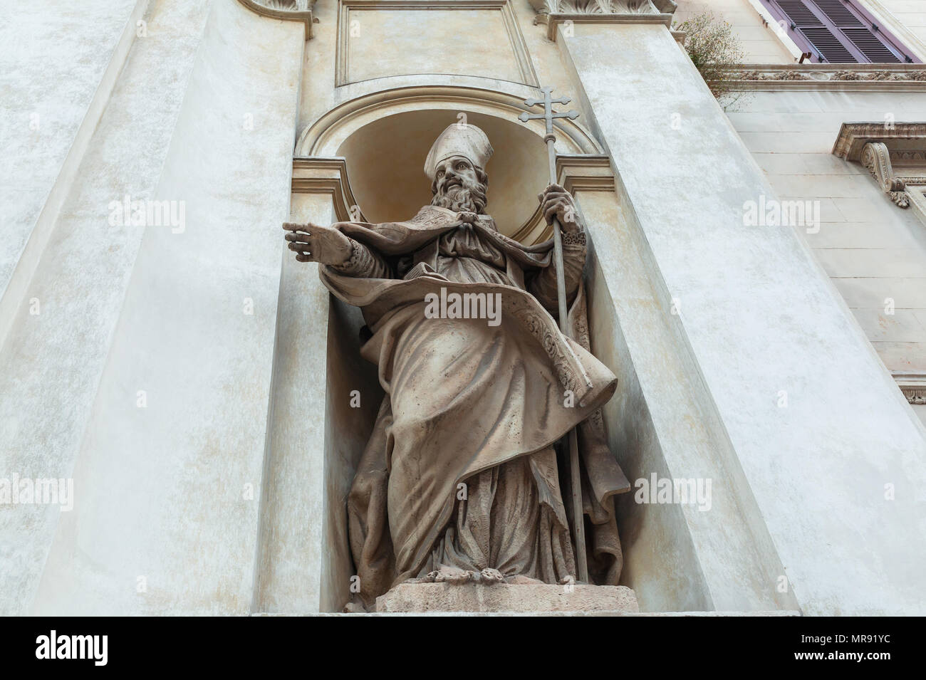 Religious statue on building facade in Rome Stock Photo - Alamy
