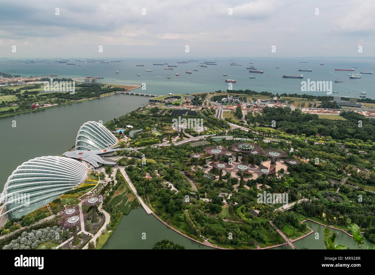 SINGAPORE - JAN 19, 2016: beautiful aerial view of city with green park ...