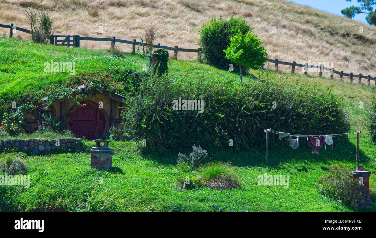 hill with hobbithole in Hobbiton, Nz Stock Photo - Alamy