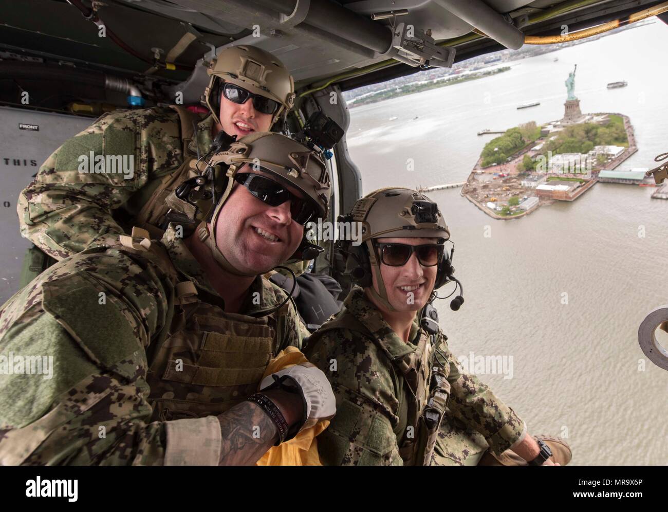 170526-N-SF508-380 NEW YORK (May 26, 2017) Explosive Ordnance Disposal ...