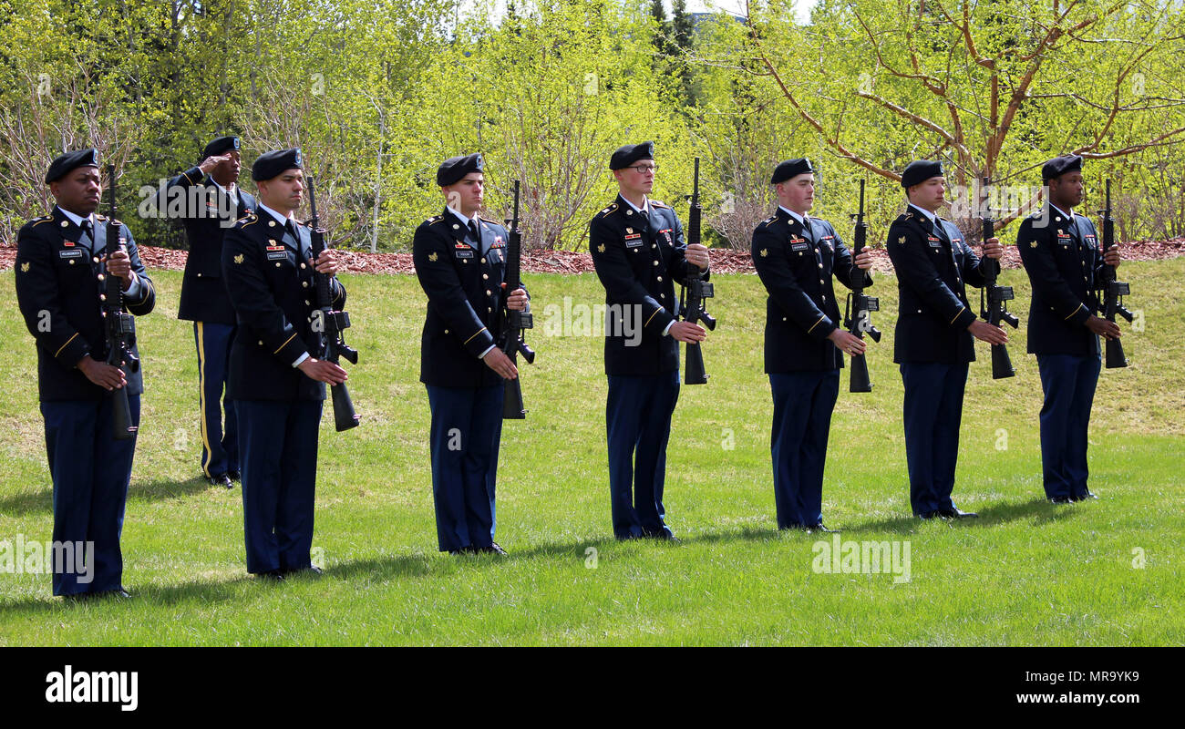 A rifle team of Soldiers with the 307th Expeditionary Signal Battalion ...
