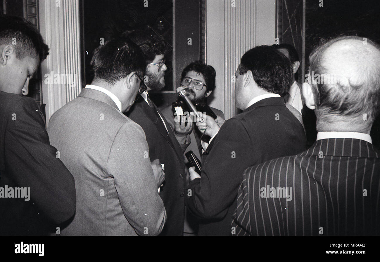 A GROUP OF REPORTERS ARE HAVING A CONVERSATION FROM THE MAN AT THE ...