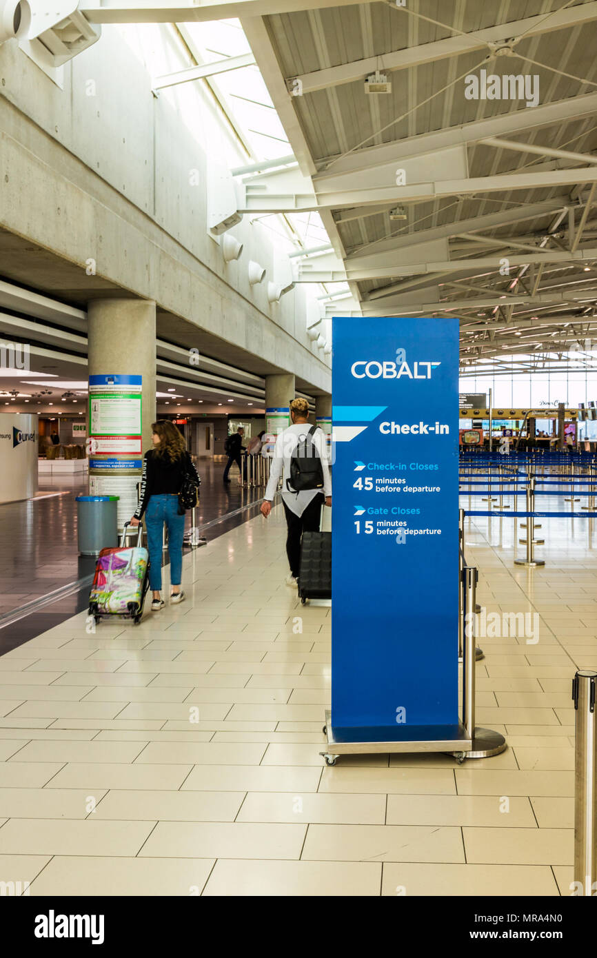 Terminal a with check in area hi-res stock photography and images - Alamy