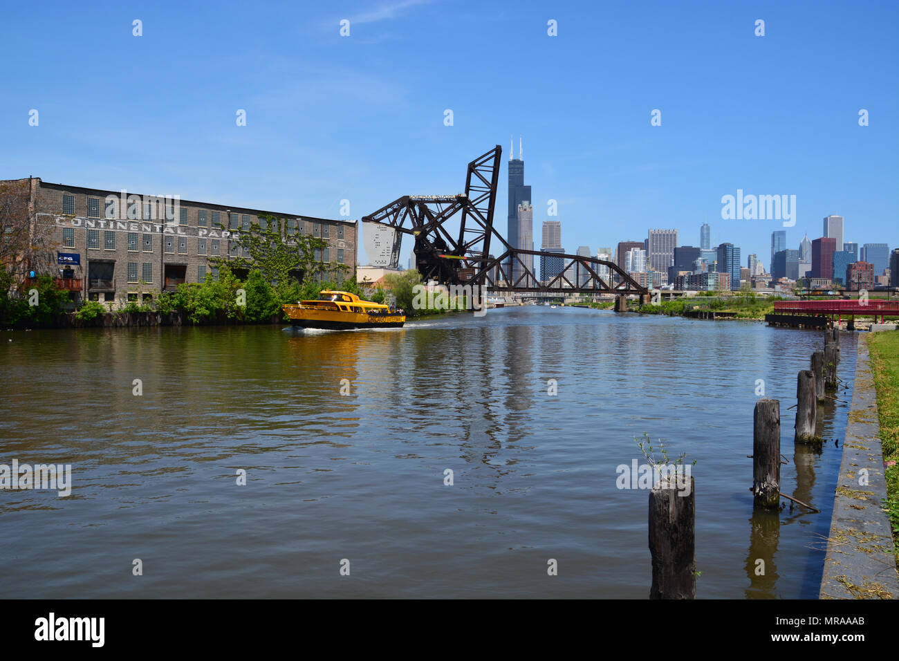 A water taxi carries passengers south from Chicago's downtown Loop to ...