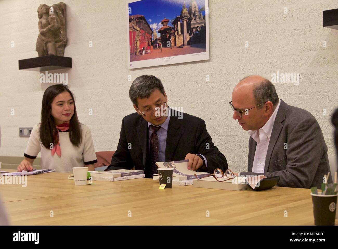 Chinese scholar officials hi-res stock photography and images - Alamy