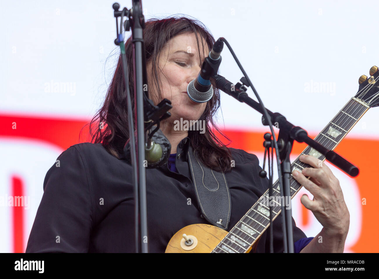 Kim deal singer hi-res stock photography and images - Alamy
