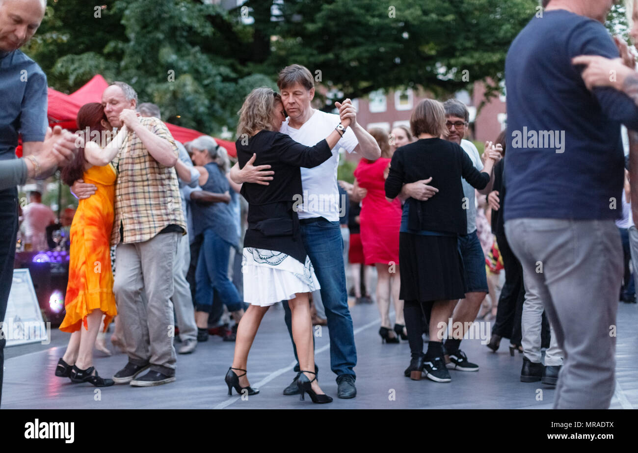 Open air tango hi-res stock photography and images - Alamy