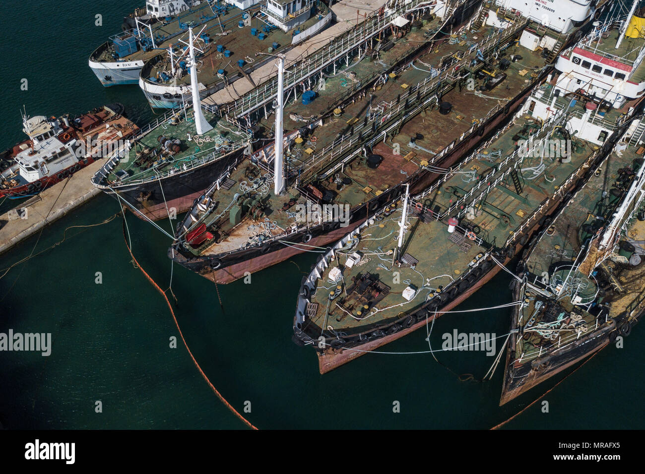 Piraeus. 25th May, 2018. Photo taken on May 25, 2018 shows a ship ...