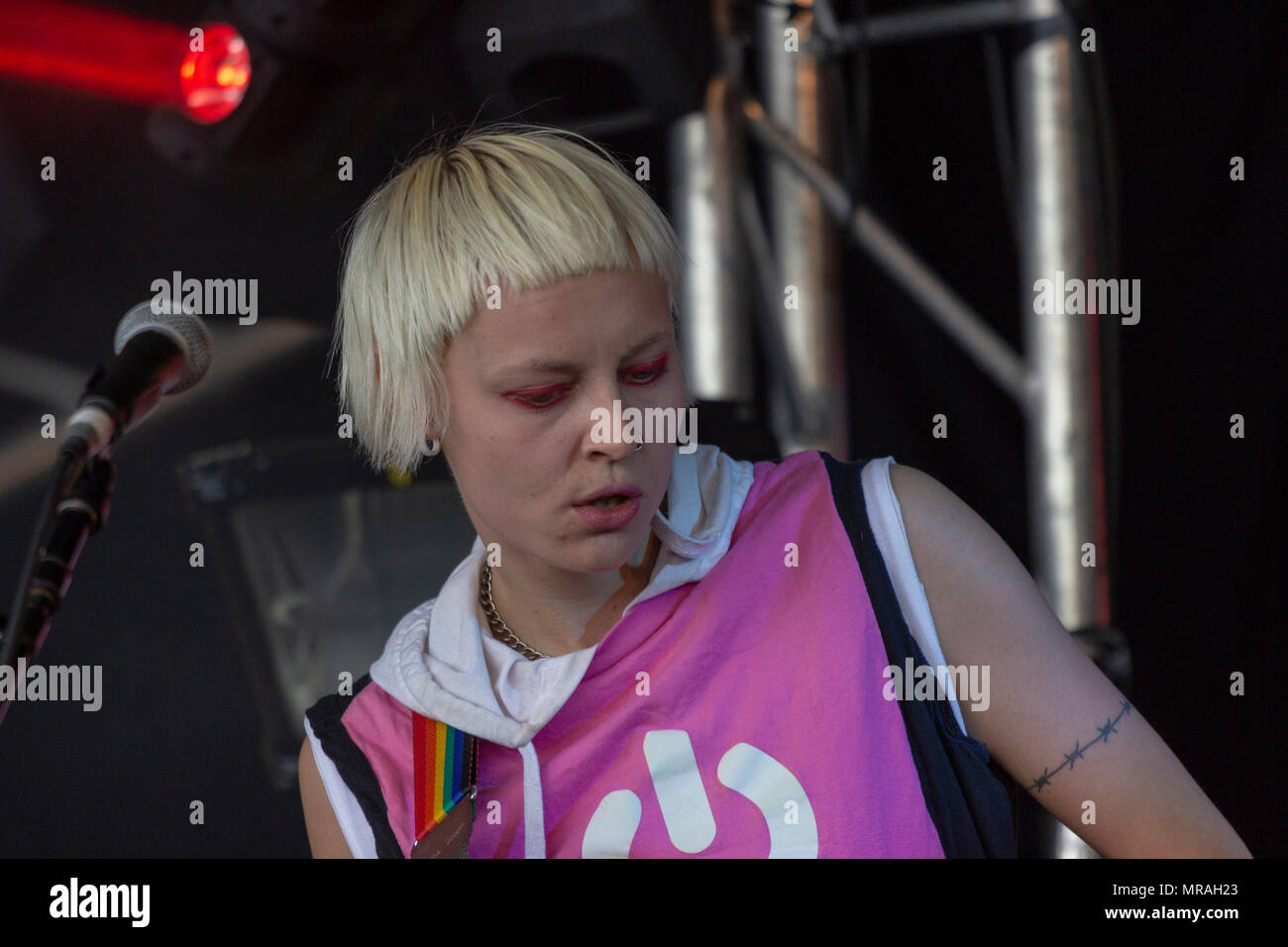 Pink alice band hi-res stock photography and images - Alamy