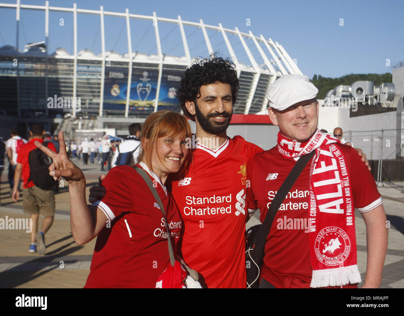Kiev, Ukraine. 26th May, 2018. Liverpool fans pose for a photo with a ...