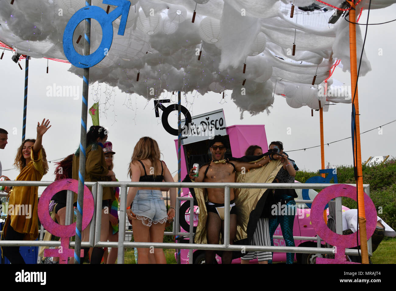 Masked ball party hi-res stock photography and images - Alamy