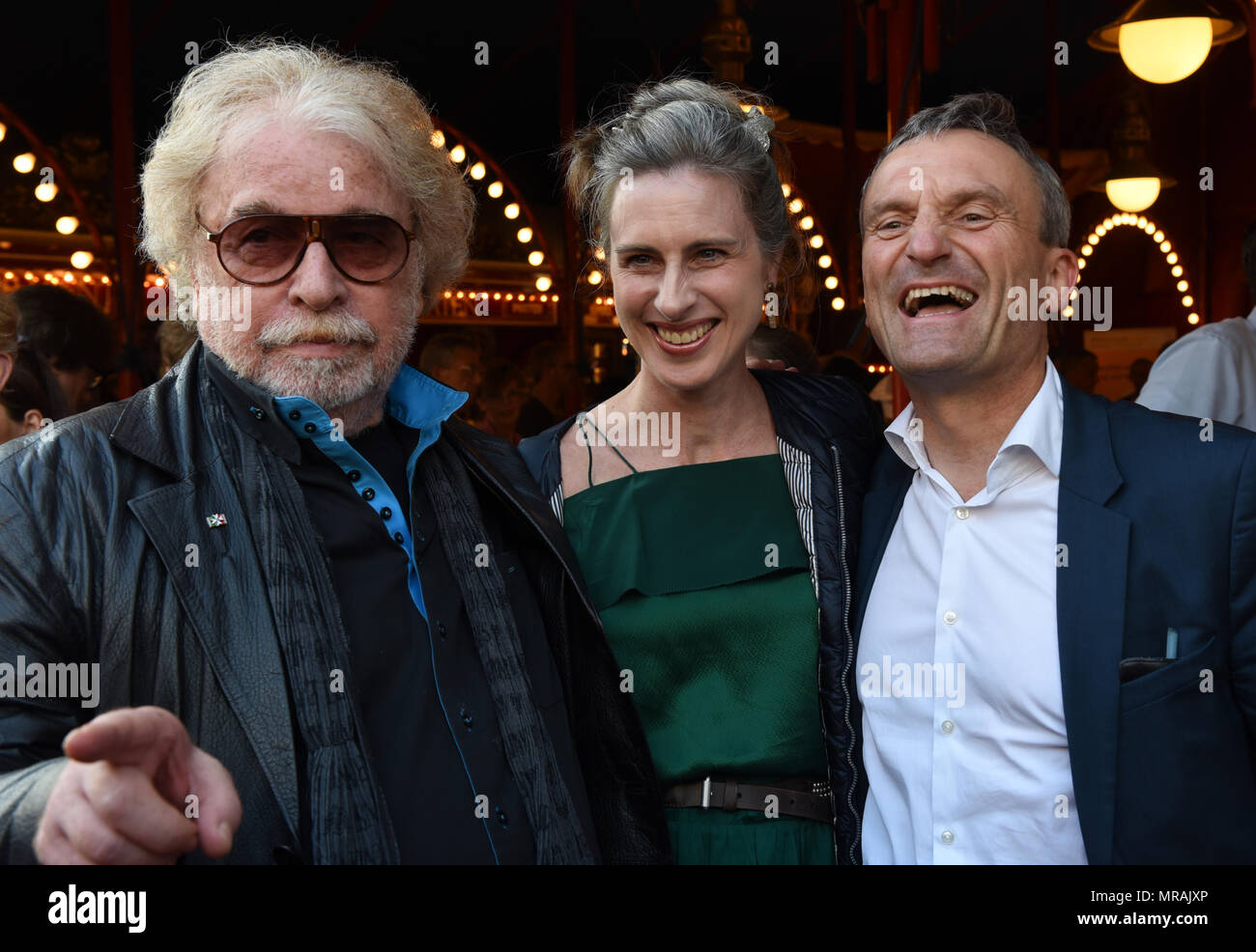 25 May 2018, Germany, Duesseldorf: The circus director Bernhard Paul (L ...
