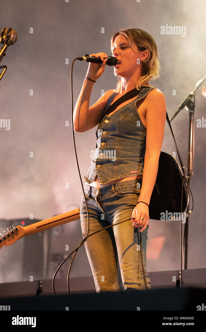 Wolf alice bassist hi-res stock photography and images - Alamy