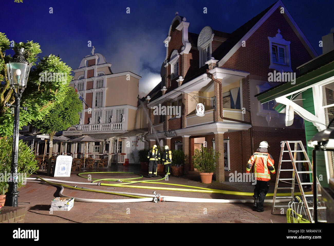 Rust, Germany. 26 May 2018. Fire fighters extinguish a fire in the ...