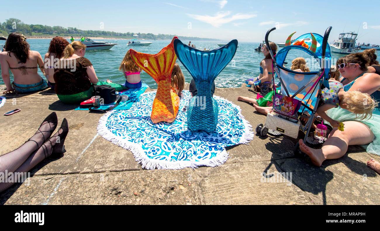 South Haven, Michigan, USA. 26th May, 2018. People gather on the South ...
