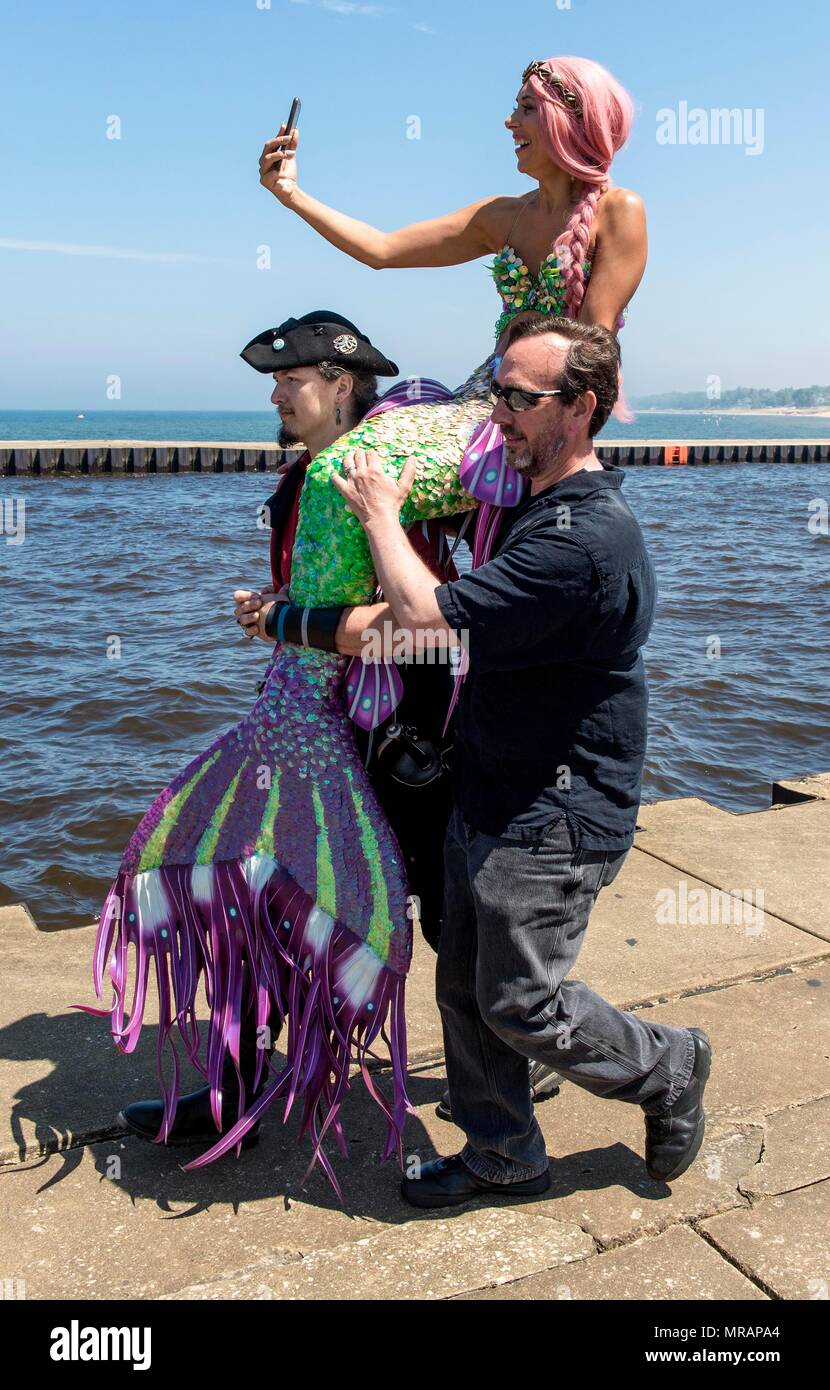 Gathering of mermaids hi-res stock photography and images - Alamy