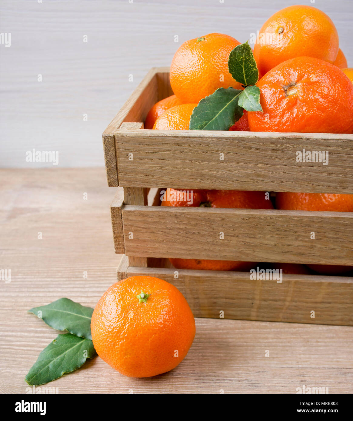 Wooden box many tangerines hi-res stock photography and images - Alamy