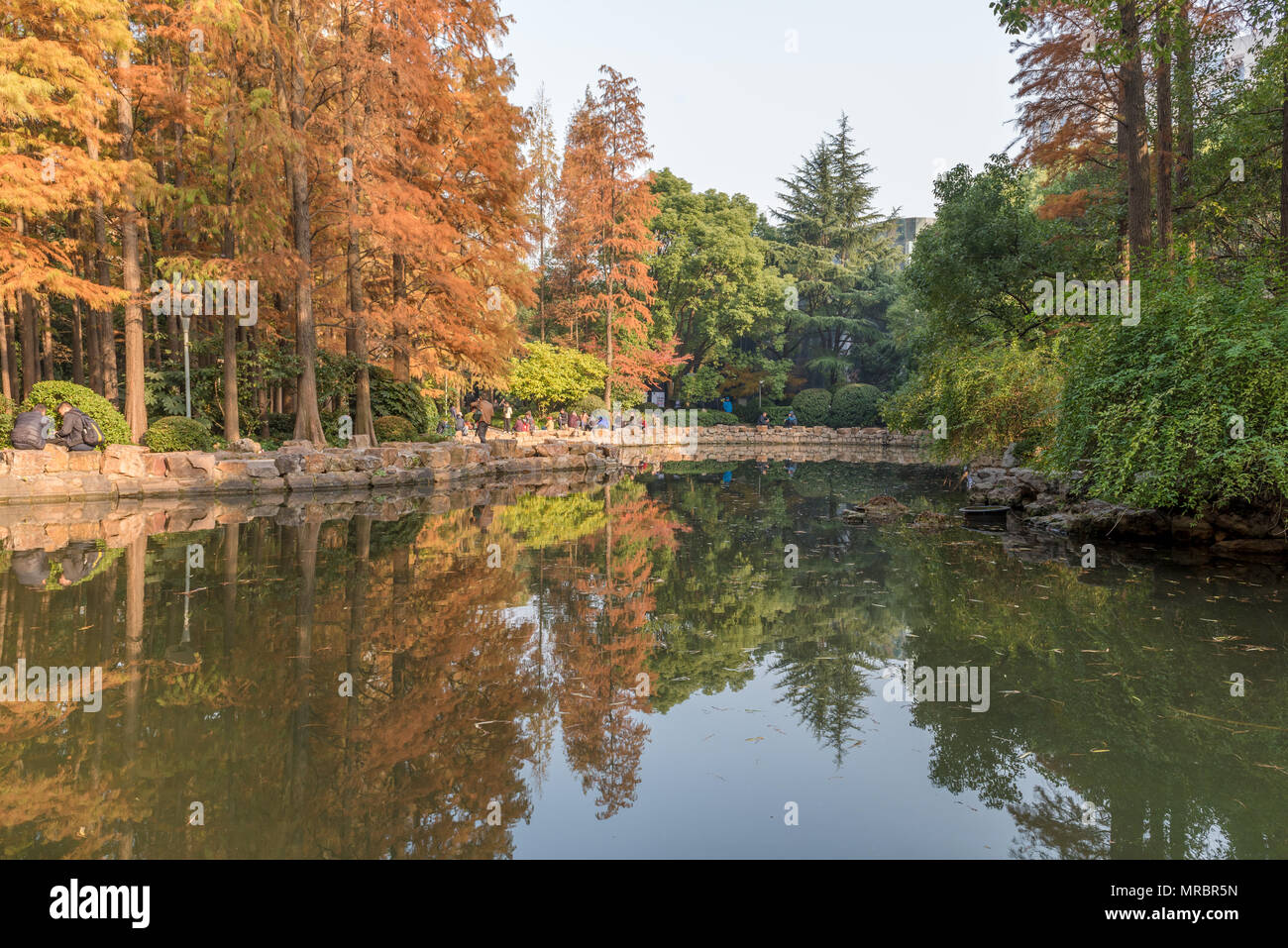 Lake in Yan Zhong Plaza Park Stock Photo - Alamy
