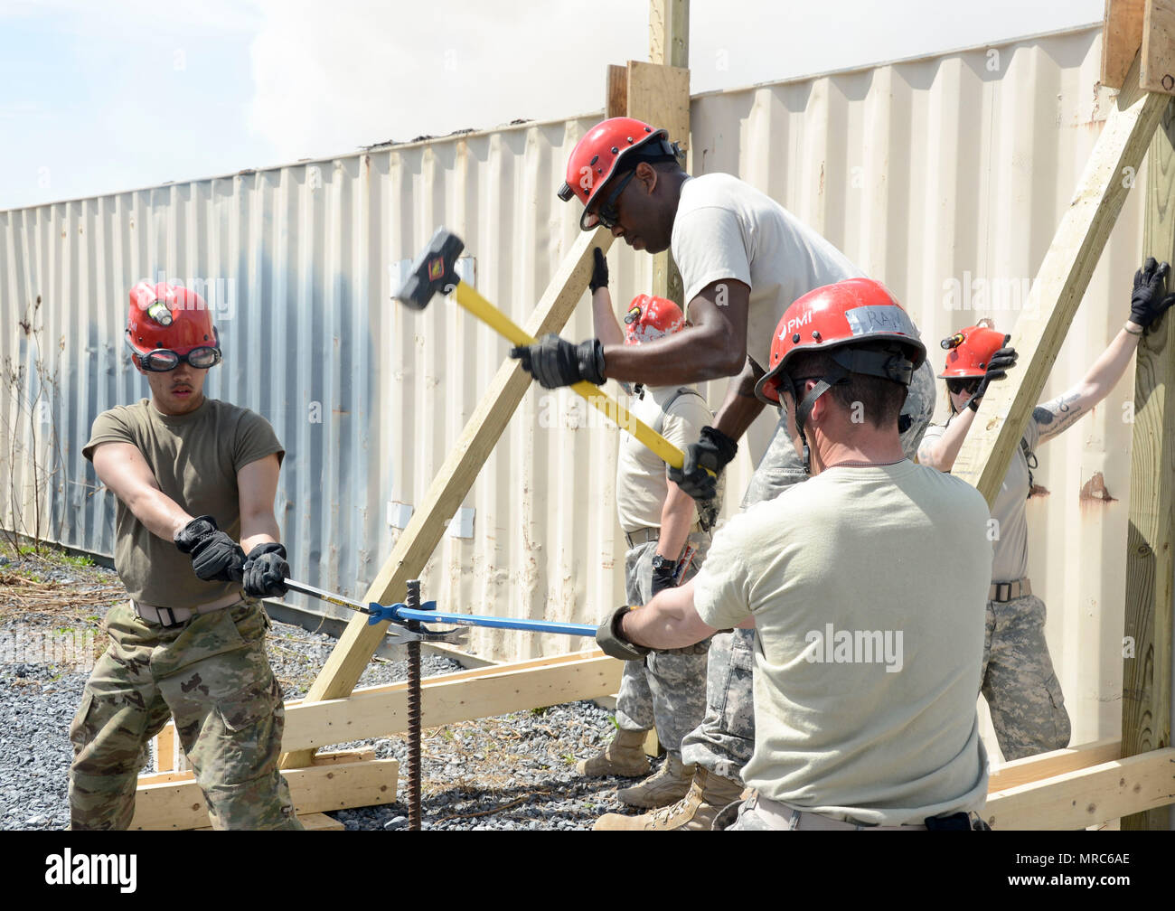 Soldiers with the 228th Engineer Company, Pennsylvania National Guard ...
