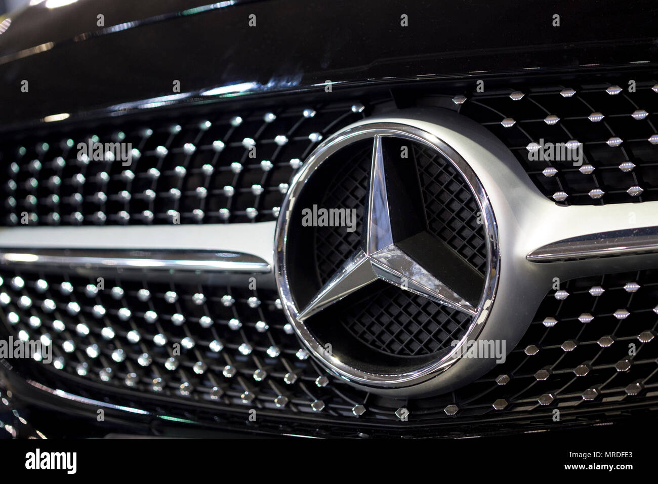 Mercedes insignia on a luxury car Stock Photo - Alamy