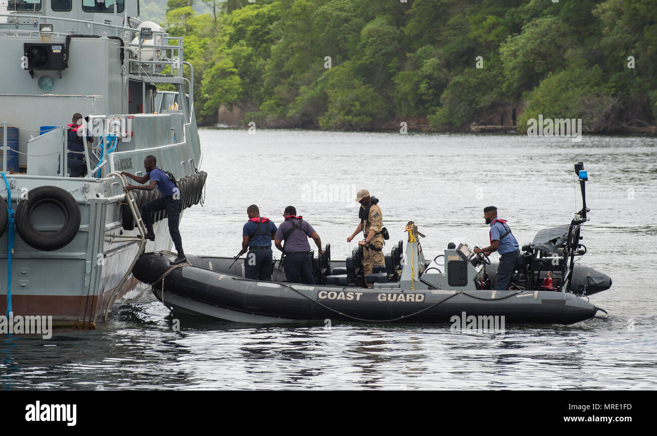 Armes forces hi-res stock photography and images - Alamy