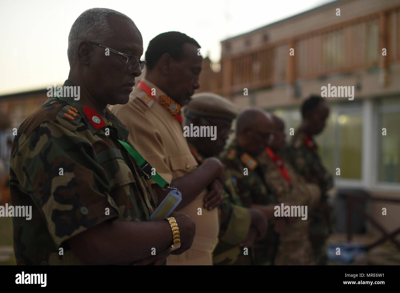 Members of the Somali National Army pray before an Iftar at the ...