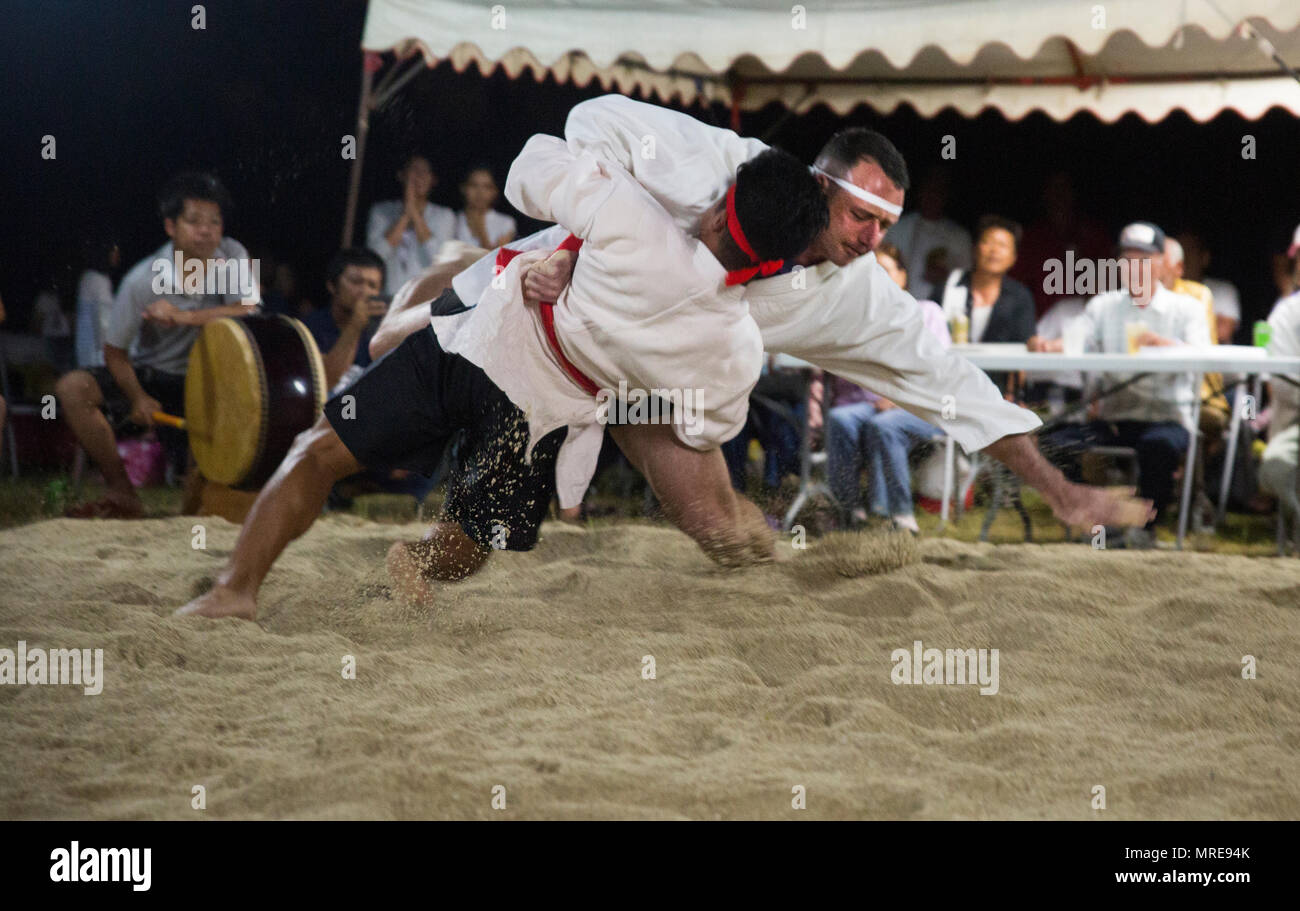 Wrestling bout sumo hi-res stock photography and images - Alamy