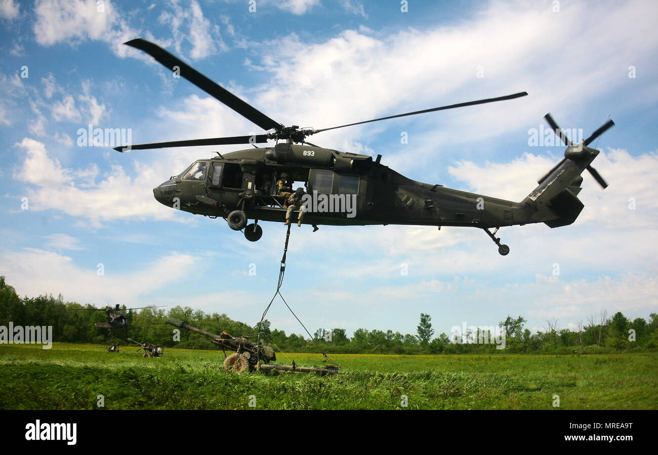 A UH-60 Blackhawk helicopter from the New York Army National Guard's ...